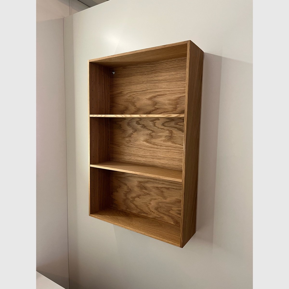 Reol i egetræ med to hylder - 40x60x12cm – Bad&Design